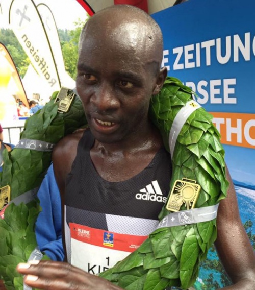 Sieger von Kärnten Läuft sichert sich über 21,097 km den ersten Platz ...